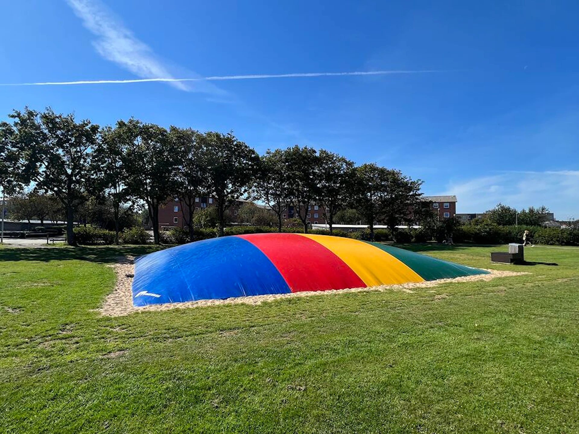 Hoppepude nedgravet 15 x 12 meter | tressudemiljø.dk