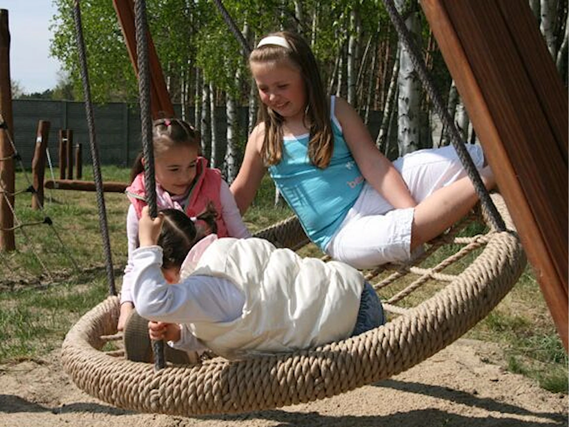 Fuglerede gyngestativ | tressudemiljø.dk