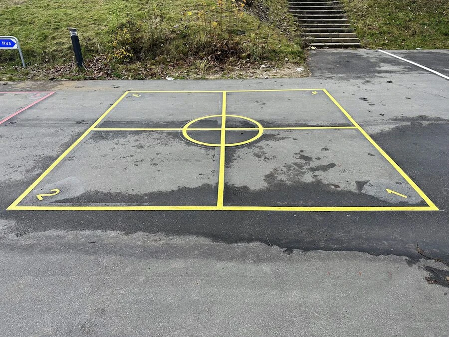 King Out-ruta 4 x 4 m Asfaltsmålning Gul | Tress Utemiljö