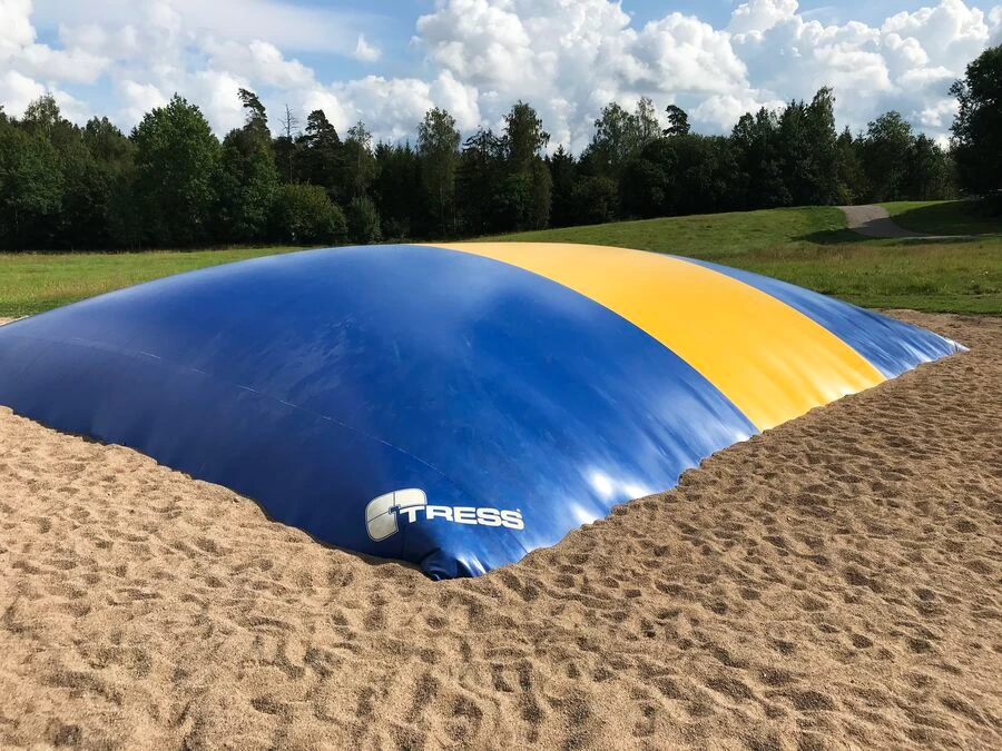 Hoppepude nedgravet 10 x 8 meter | tressudemiljø.dk