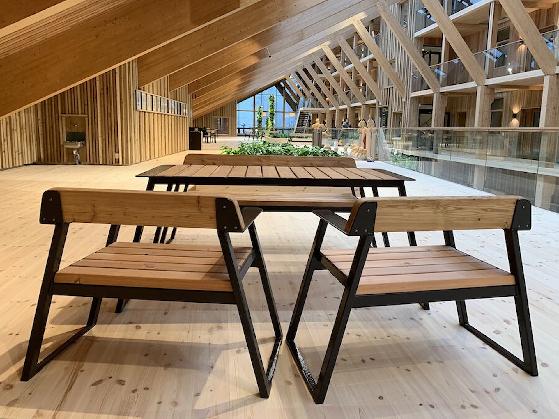 LEPUS bord i lekfull design i lärk & stål 4-6 pers | Tress Utemiljö