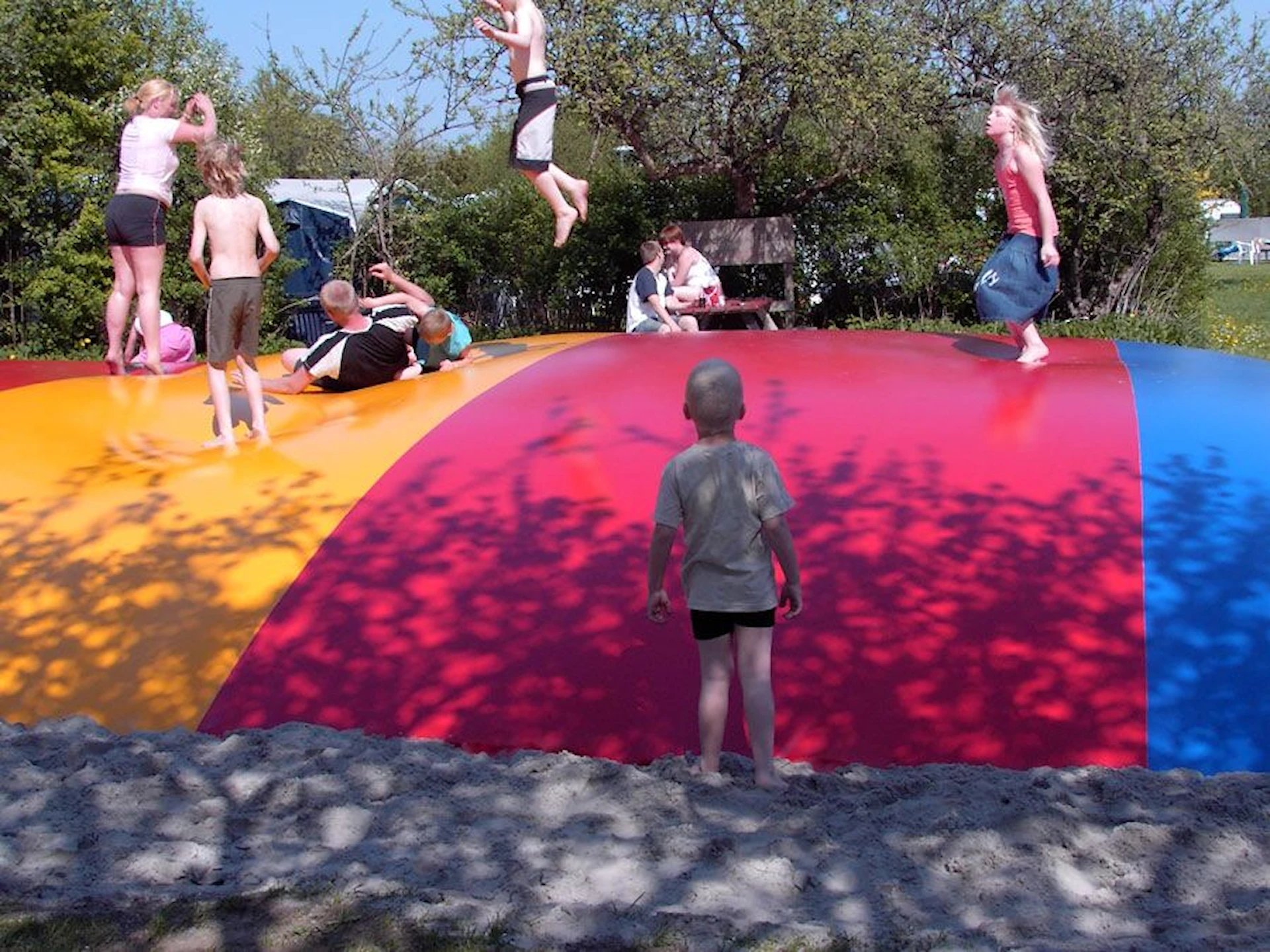 Hoppepude nedgravet 15 x 12 meter | tressudemiljø.dk