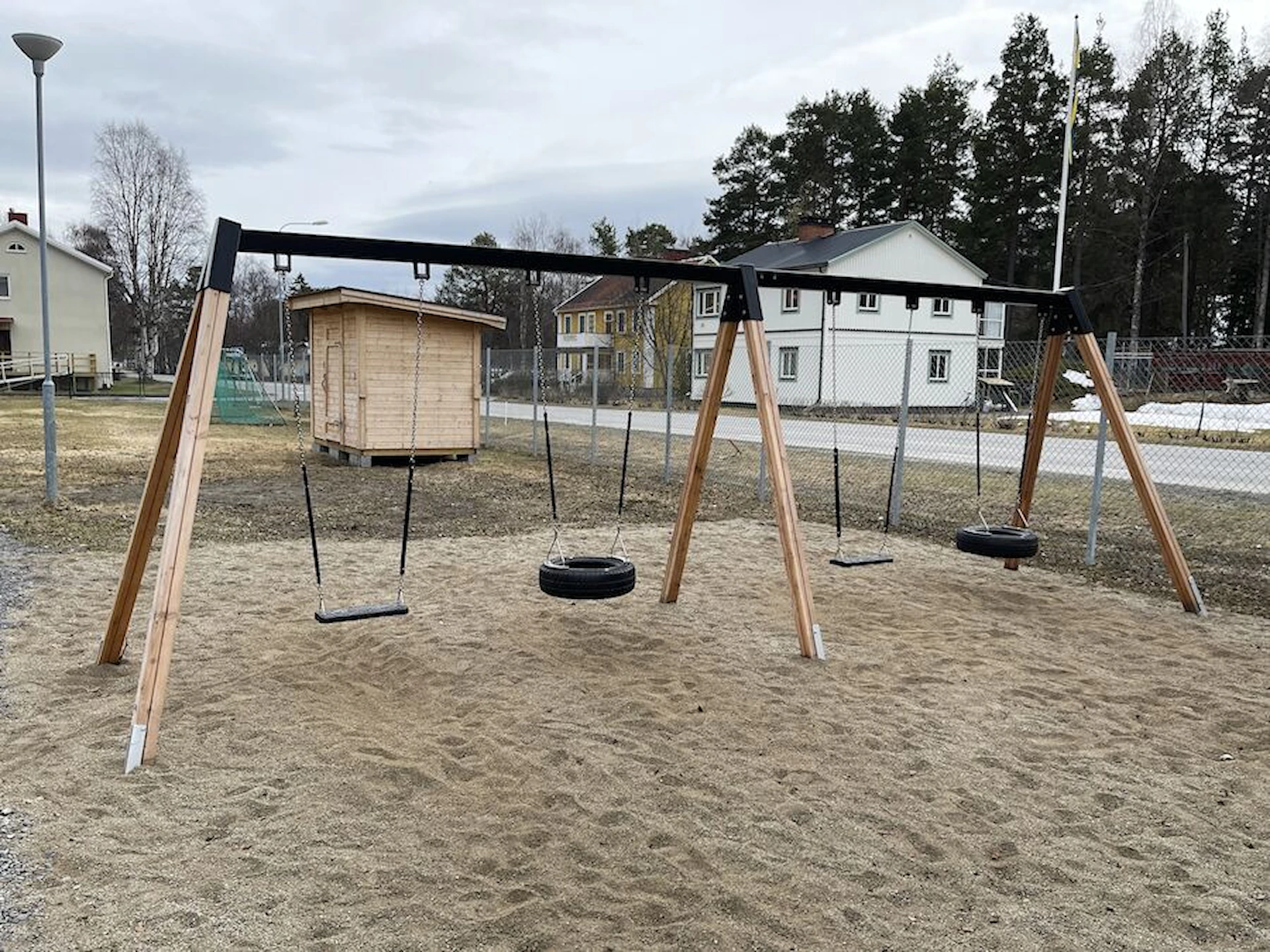 Pioneer Lerk Huskestativ 4 seter | tressutemiljø.no